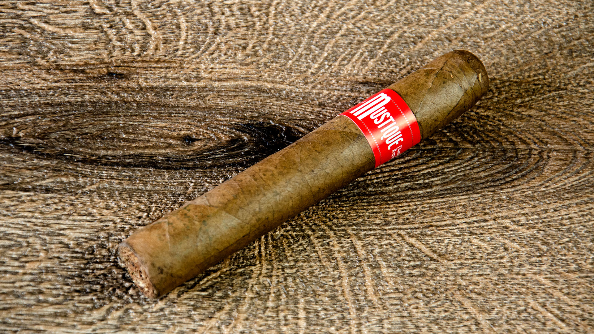 Mustique Red Robusto Review - EtwasGenuss